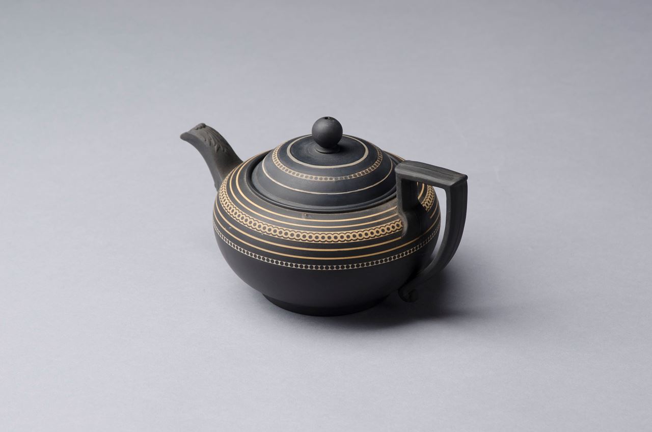 Covered Teapot in Black Basalt | Hieronymus Objects
